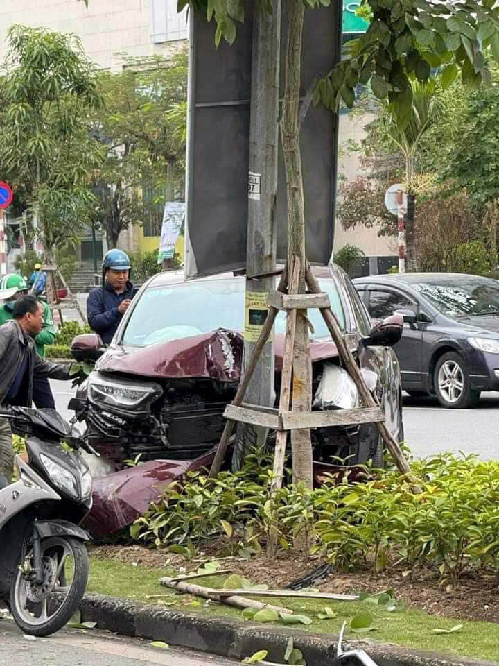 Ảnh TNGT: Honda CR-V 15A 50699 leo dải phân cách đâm thẳng cột điện